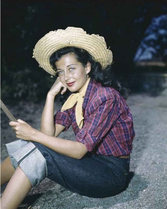 40 Glamorous Photos of Gail Russell in the 1940s and ’50s ~ Vintage ...