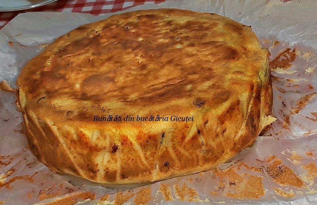 Prajitura/pasca cu blat gen pandispan - Bunătăți din bucătăria Gicuței