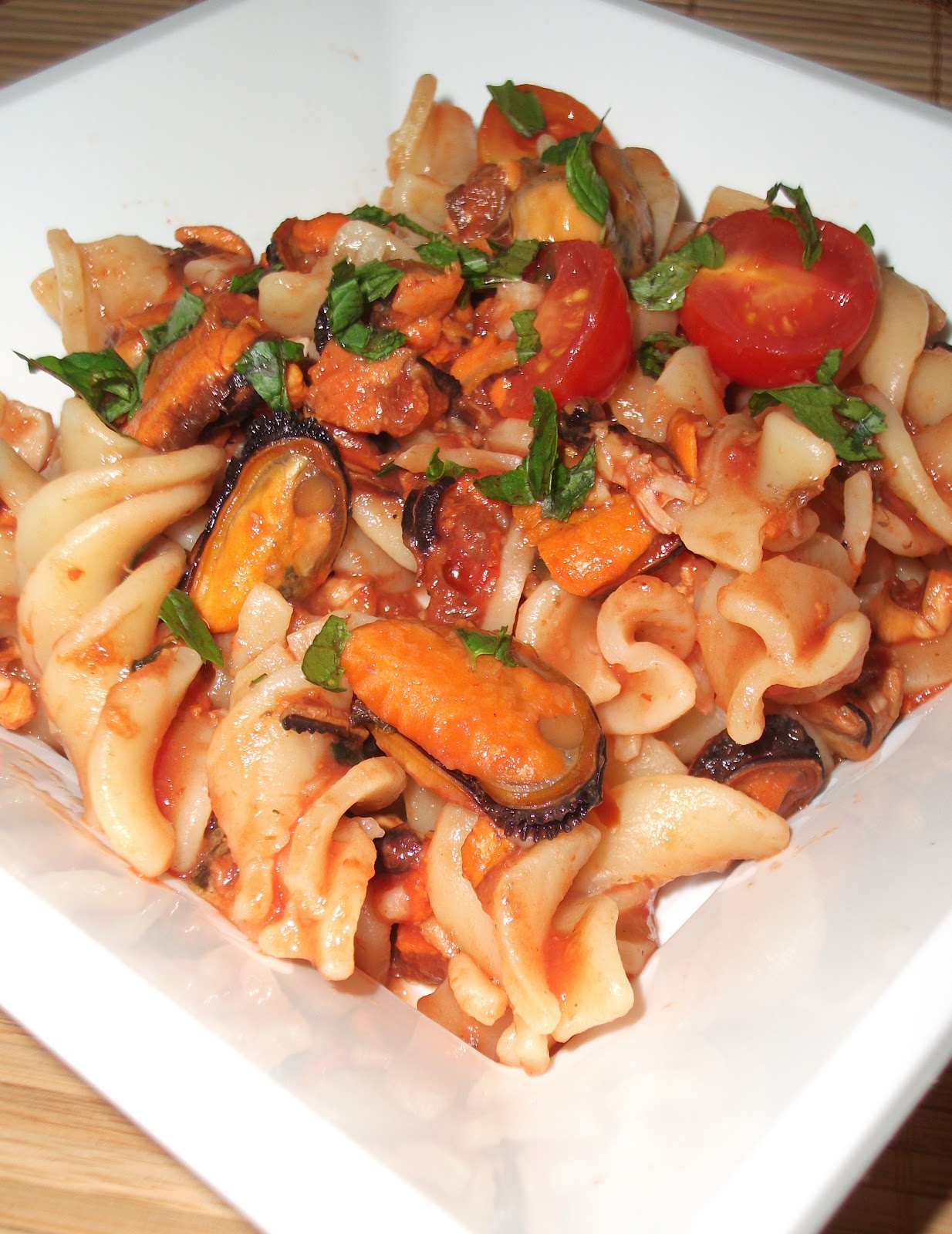 La Tavola Allegra: Fusilloni con Ragù di Cozze (Light)