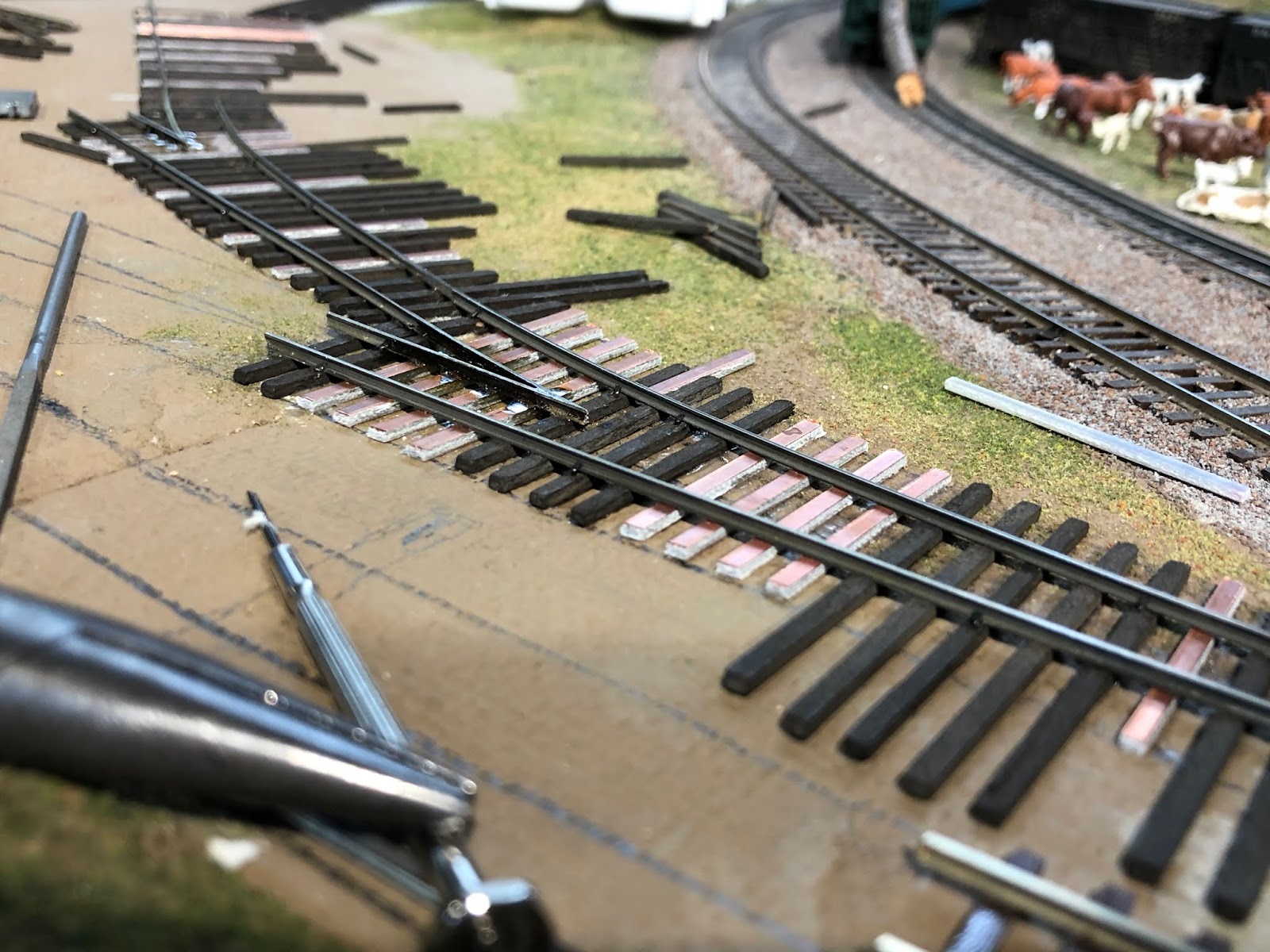 Burrlington Northern in HO: hand laid dual gage turnouts