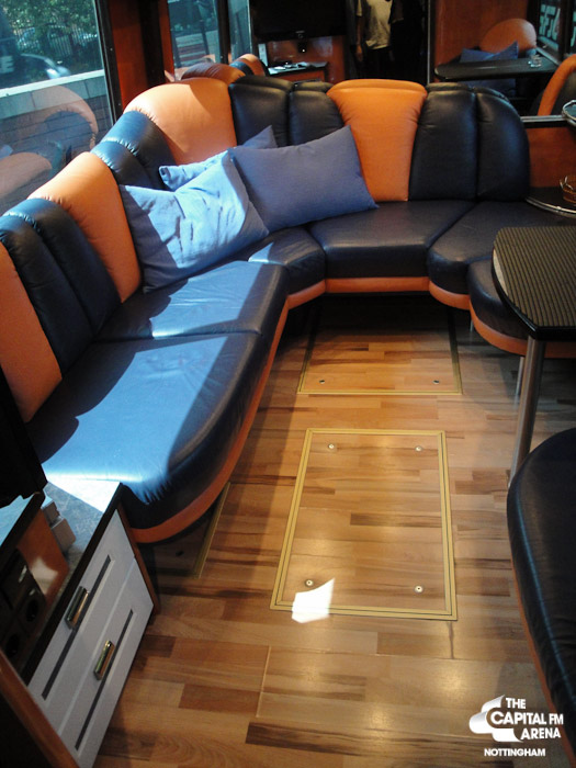 The Final Frontier: Tour Bus e Backstage