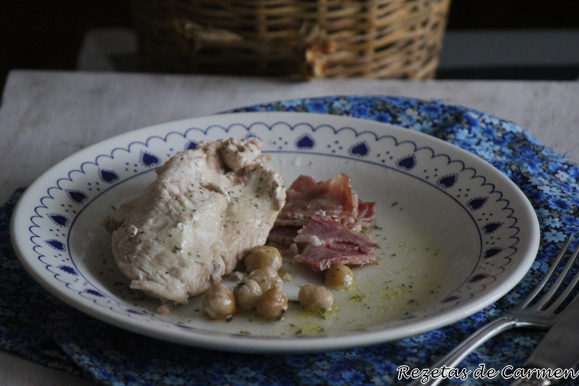 Pollo con bacon y avellanas.