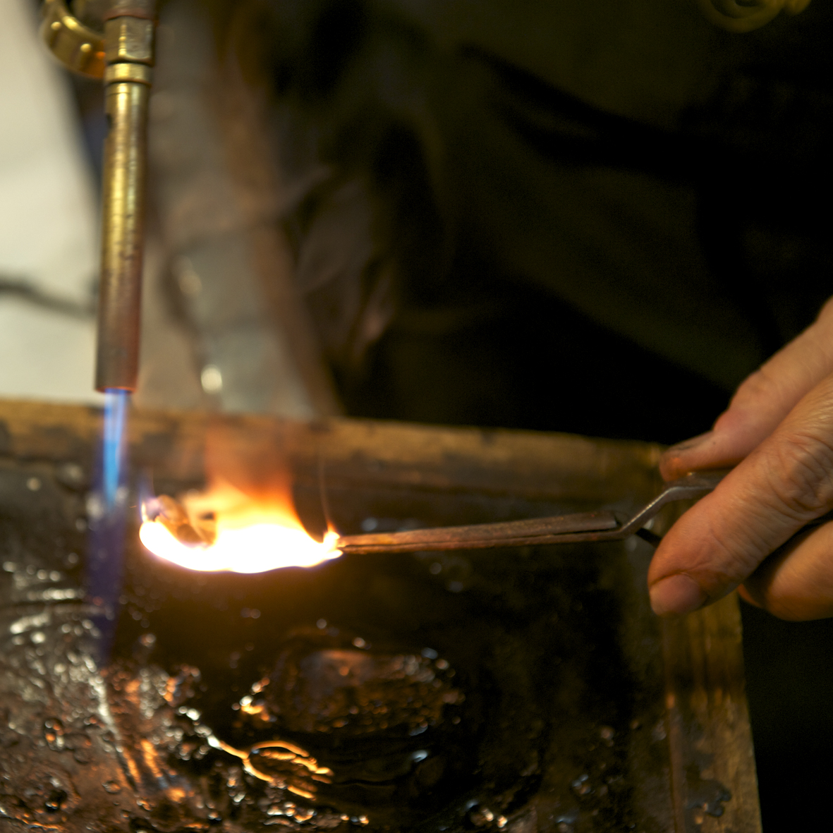 come nascono i gioielli tra racconti e reportage ...: Il cesello ...