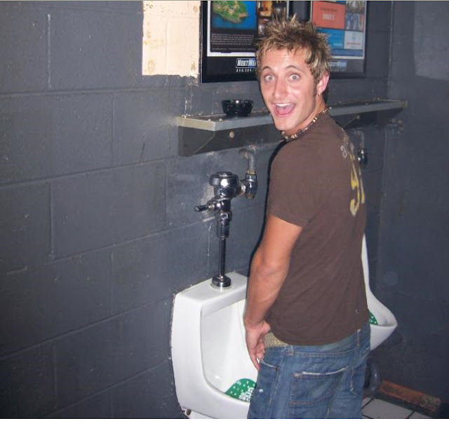 Guys Pissing