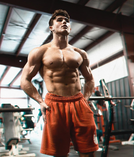 BODYBUILDER – CHASE CALVIT – Monday XYZ