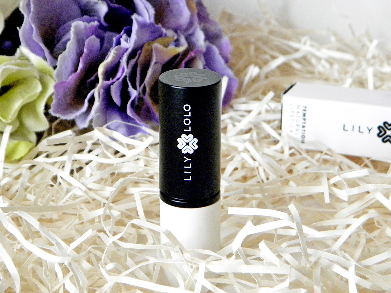 Czerwona Strona Nieba: Lily Lolo, naturalna pomadka 'Temptation'