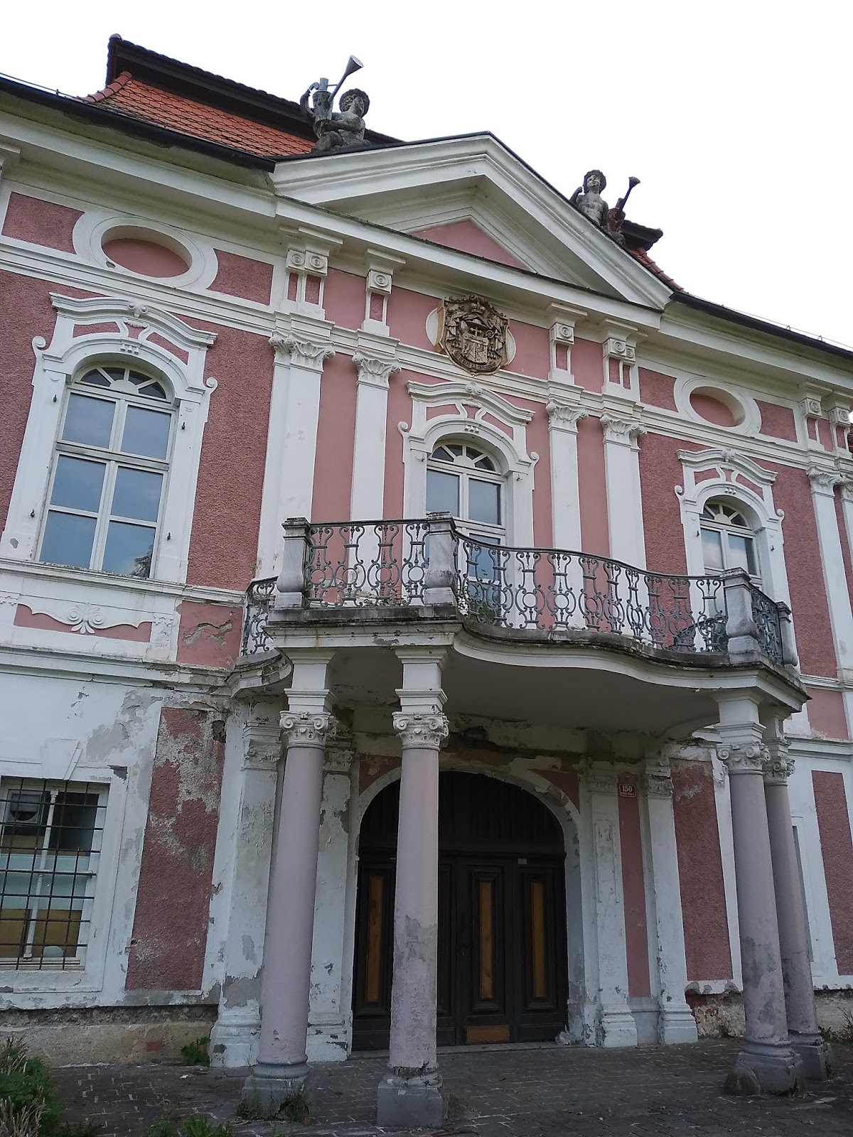 Nekoč in danes / Then and now: Dvorec Betnava, Maribor, Slovenija