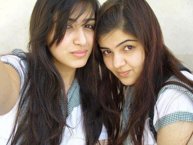 GIRLS: Pakistani Beautiful College Girls Photos