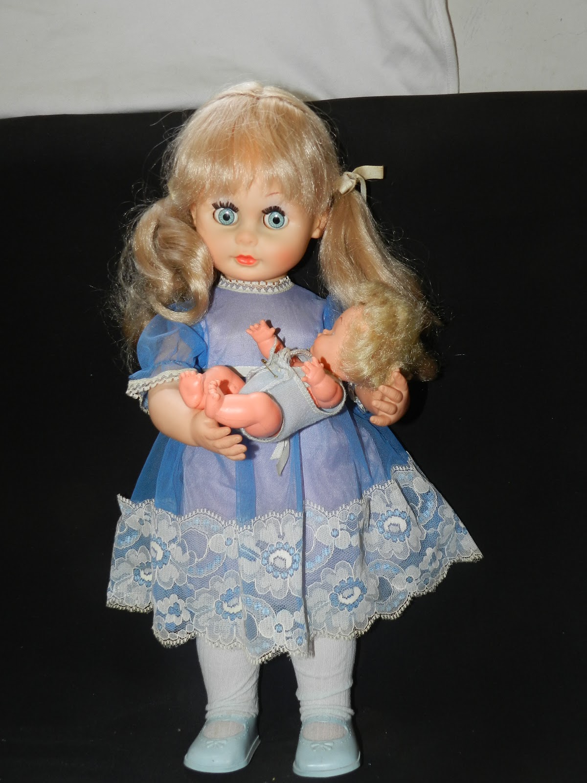 COLECCIONISTA DE MUÑECAS HERMOSAS