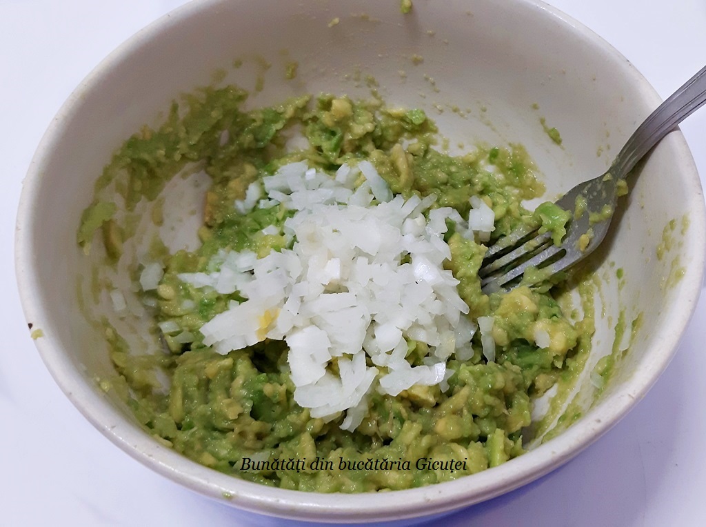 Guacamole- sos mexican cu avocado - Bunătăți din bucătăria Gicuței