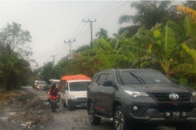 Pemudik Tujuan Inhil Wajib Waspada, Jalan Longsor & Lubang ‘Maut’ Menunggu Pemudik Tujuan Inhil Wajib Waspada, Jalan Longsor & Lubang ‘Maut’ Menunggu