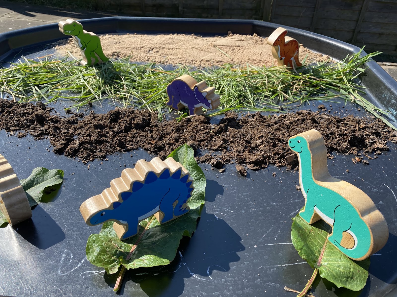 Uncoventional Kira: TUFF TRAY IDEAS | DINOSAUR WORLD