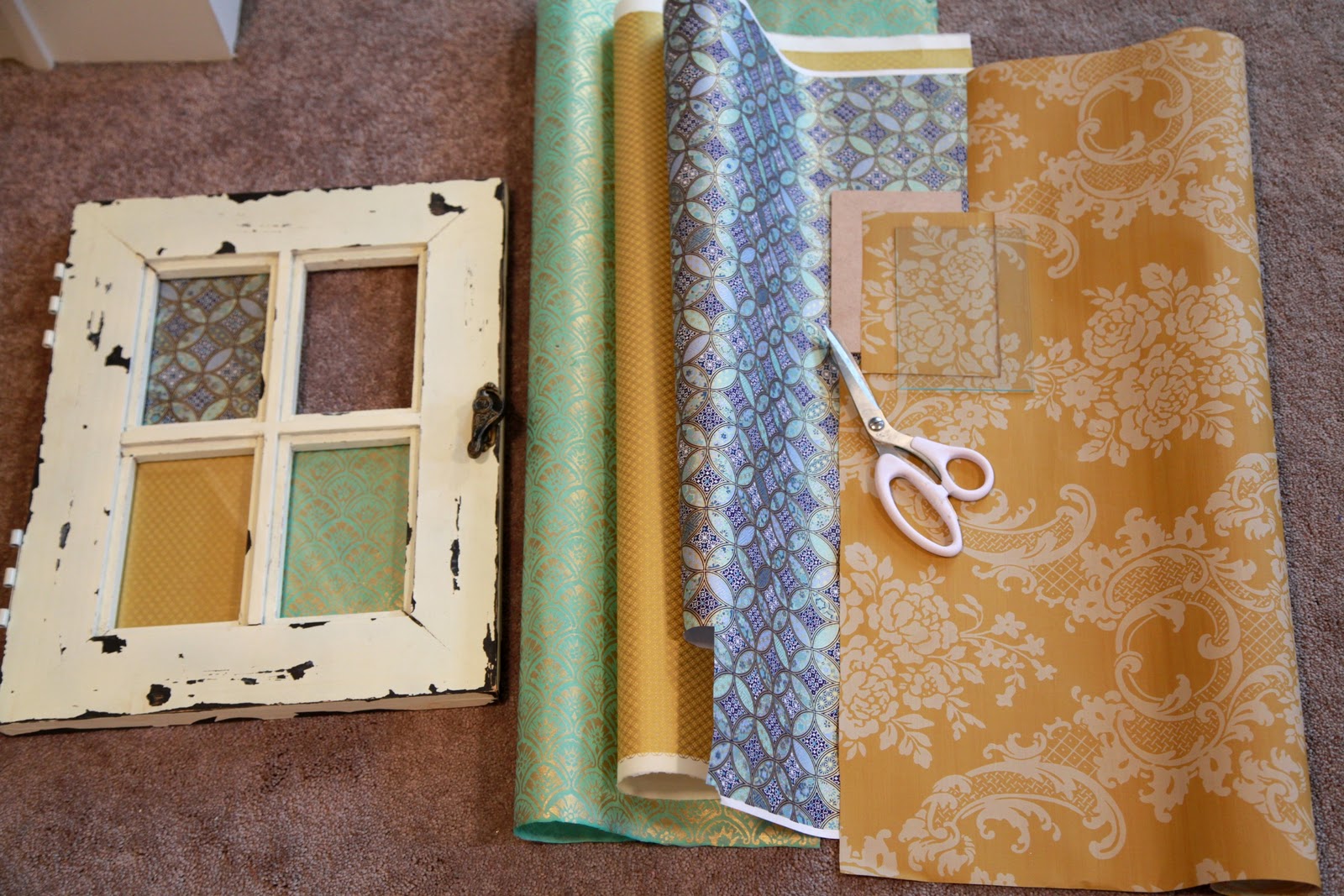 {DIY} Pretty Frames on the wall