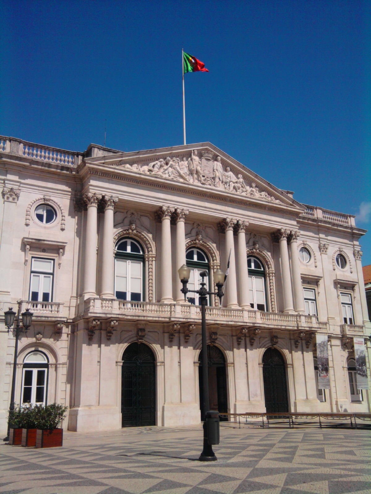 Promenade dans Lisbonne: Place de la Mairie ( Praça do Municipio )