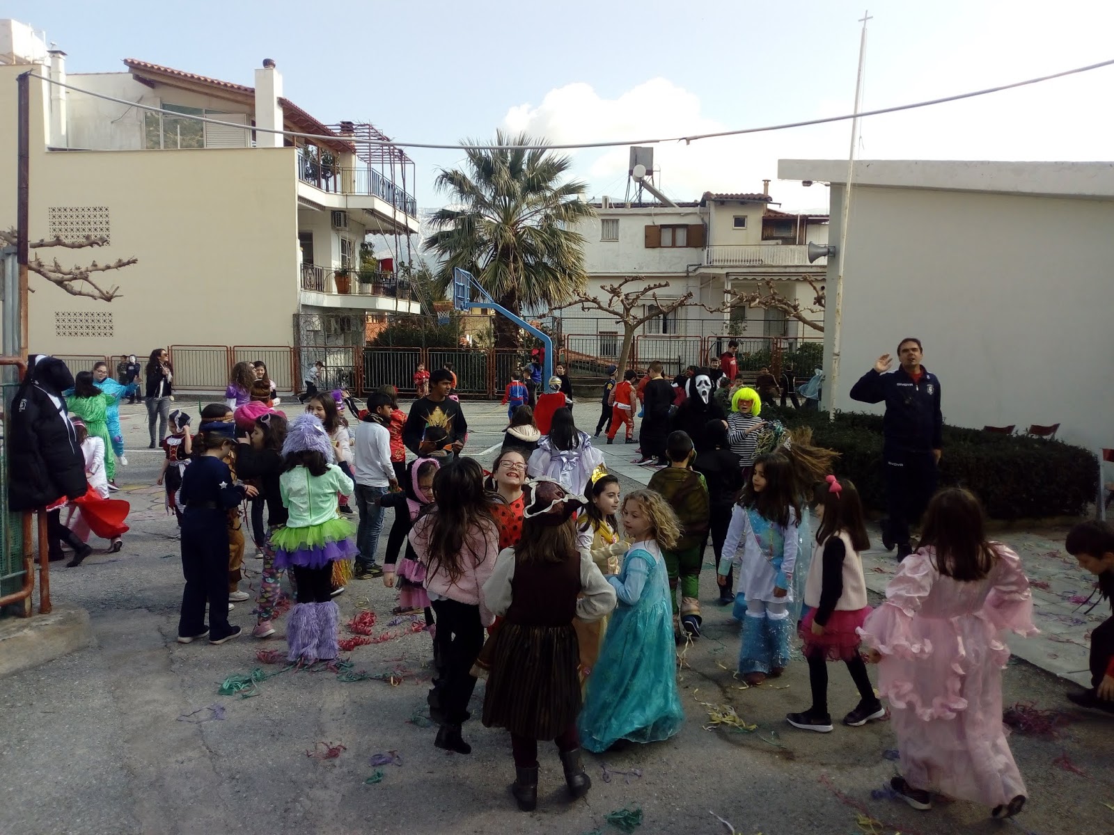 3o Δημοτικό Σχολείο Άμφισσας: ΤΣΙΚΝΙΖΟΝΤΑΣ ΣΤΟ 3ο ΔΗΜΟΤΙΚΟ ΣΧΟΛΕΙΟ ΑΜΦΙΣΣΑΣ