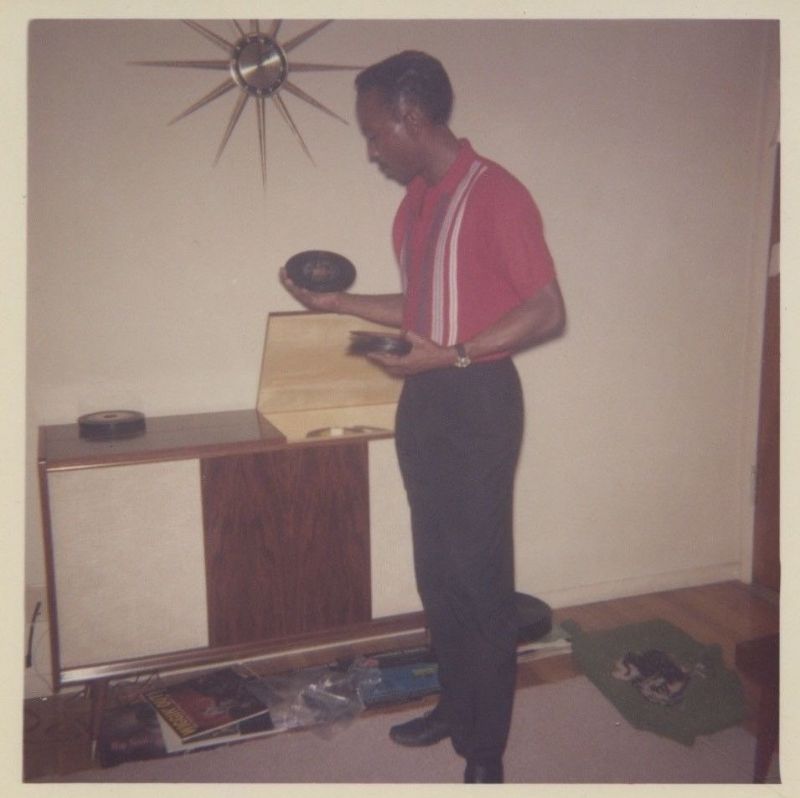 35 Cool Photos of People Posing With Their Record Players in the 1950s ...