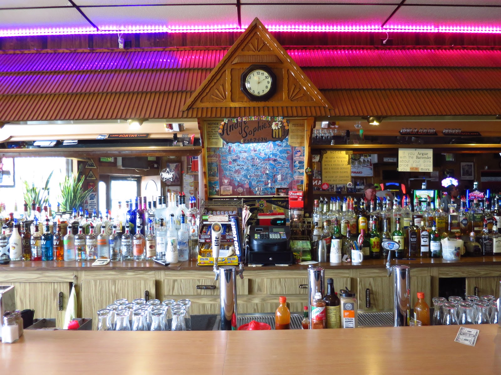 Smokin' Chokin' and Chowing with the King: Dive Bar Food