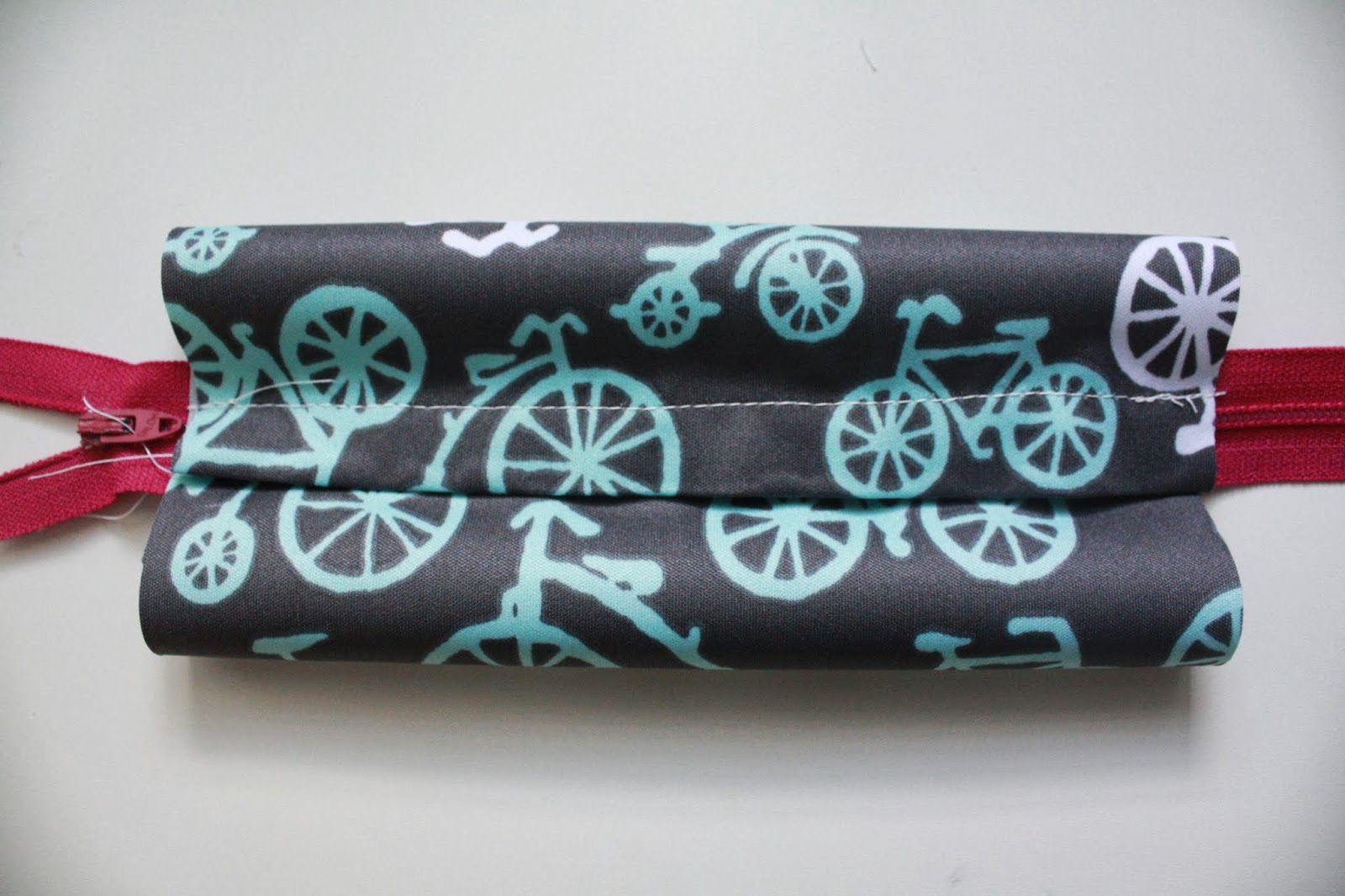 Nicole at Home: Tutorial: Water-resistant phone pouch