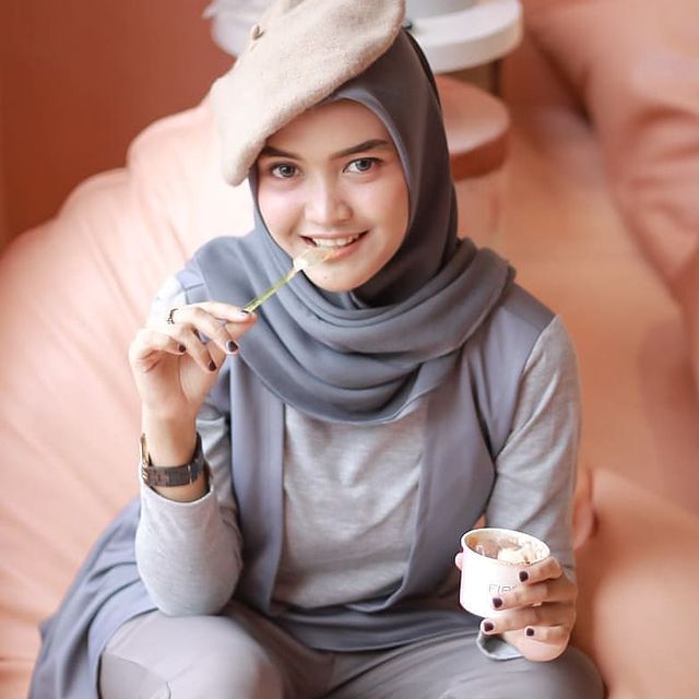 Foto Selebgram Hijaber Cantik dan Modis yang 'Rontokkan' Iman Pria Sejagad