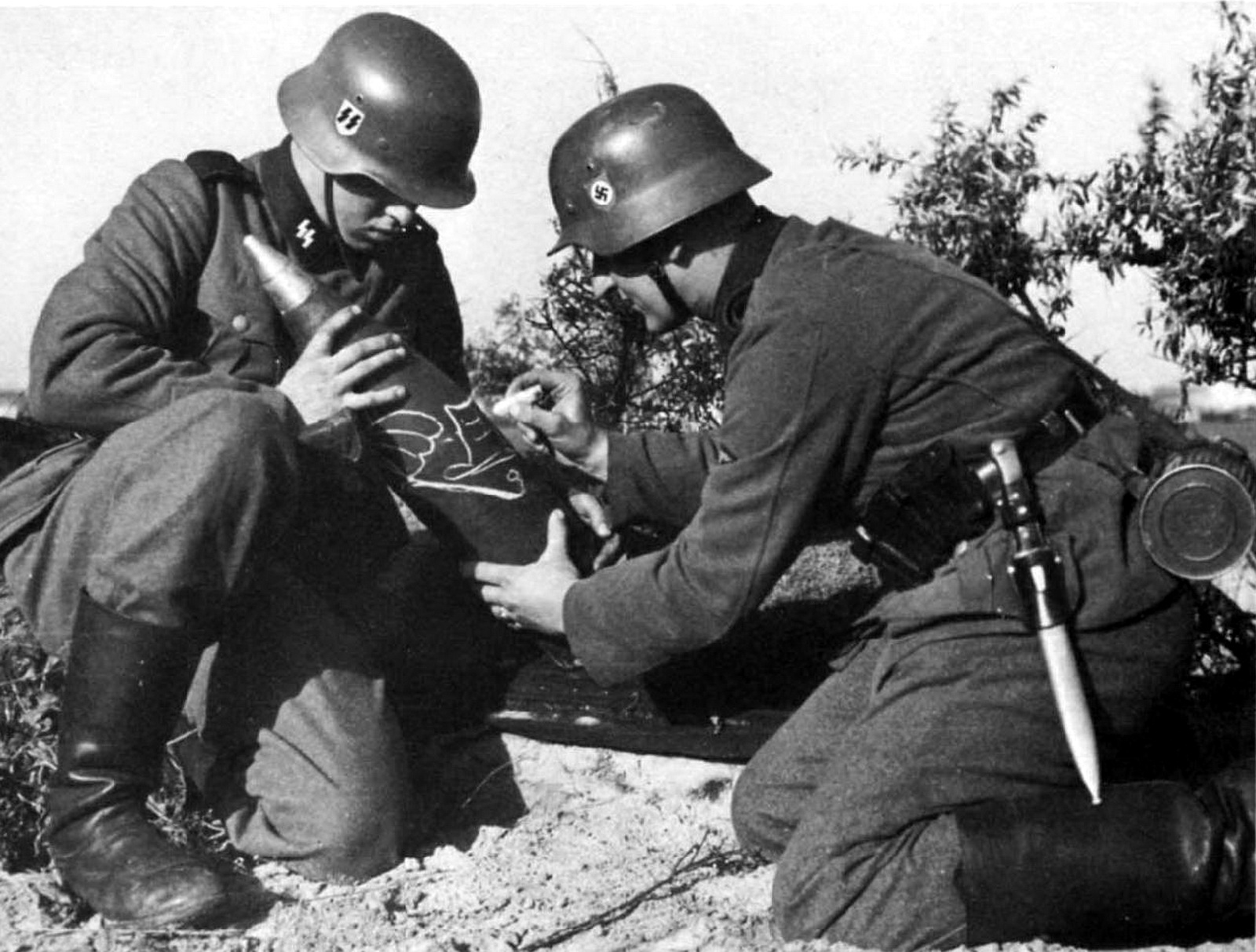 Men of Wehrmacht: SS-VT Gunners Chalks up an Anti-British Drawing on ...