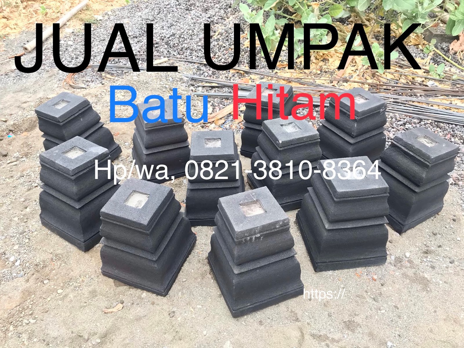 Pengrajin Umpak Batu Alas bangunan Kayu