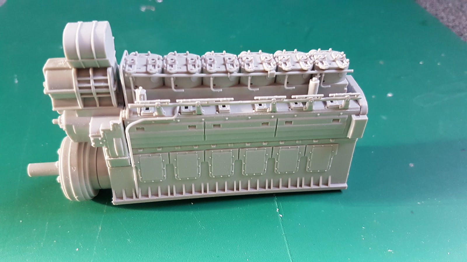 Model van een Duitse Type VIIC U-Boot in schaal 1:48: Diesel engineroom