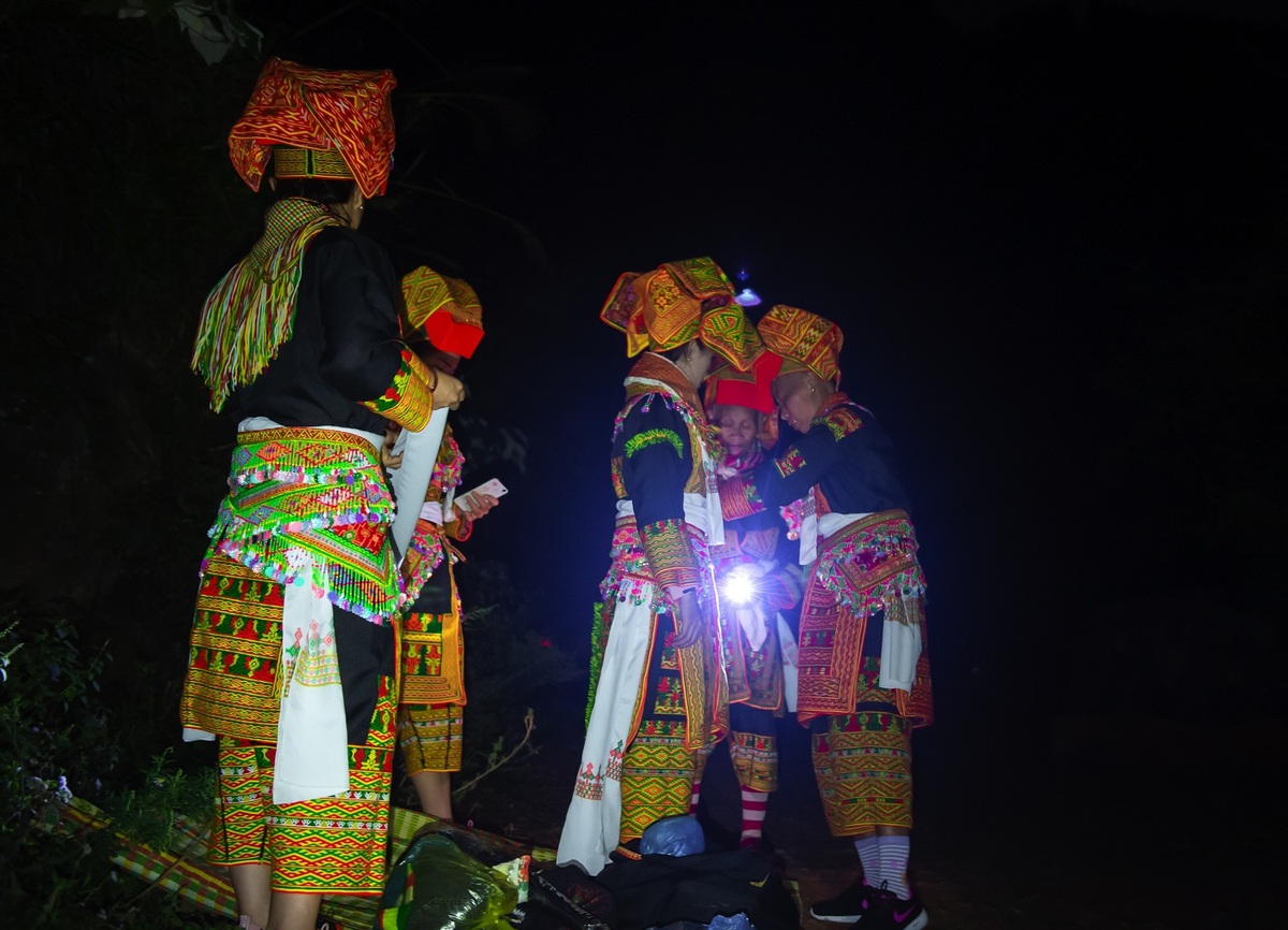 Amazing Vietnam: Đám cưới đêm của người Dao Mẫu Sơn