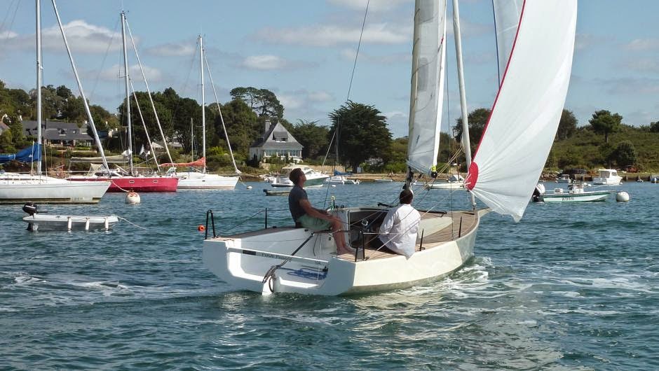 In collaborazione con gli architetti navali Finot-Conq, Marine ...