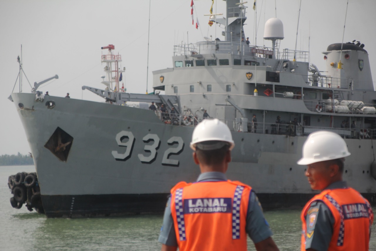 Lagi, Giliran KRI Dewa Kembar 932 Sandar di Stagen Kotabaru