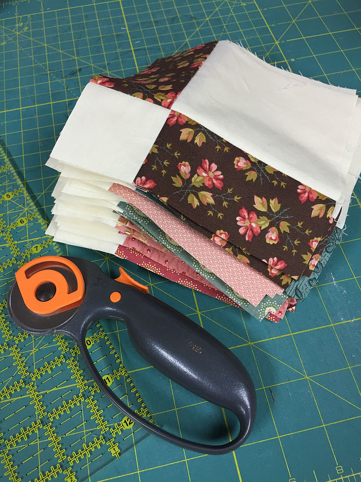 Mrs Sew n' sew: Layer Cake Custard Quilt