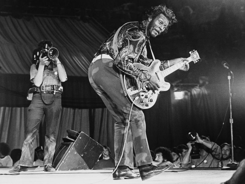 20 Interesting Photographs of Chuck Berry Shows Off His Legendary Duck ...