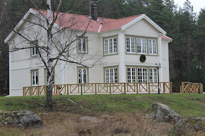 CLARAS HEM PÅ BYVÄGEN : Krans av granris