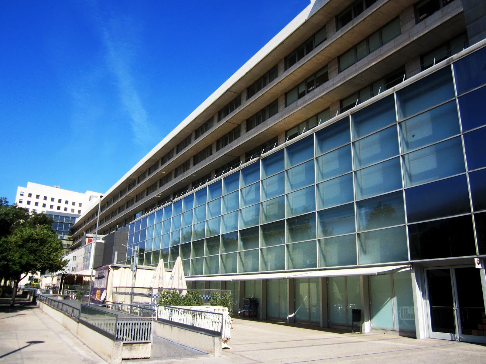 Redescubriendo Barcelona y más allá: 28/06/2016 Edificio Illa Diagonal
