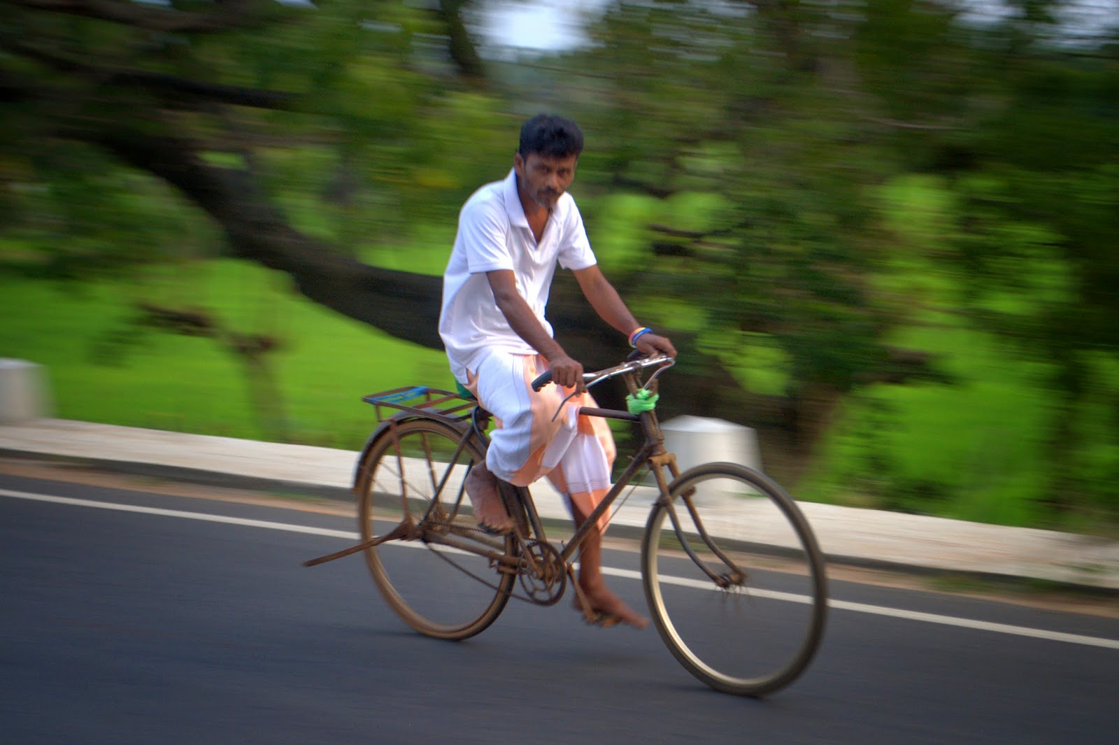 Bike Belle: Jak jeździć na rowerze w sarongu?