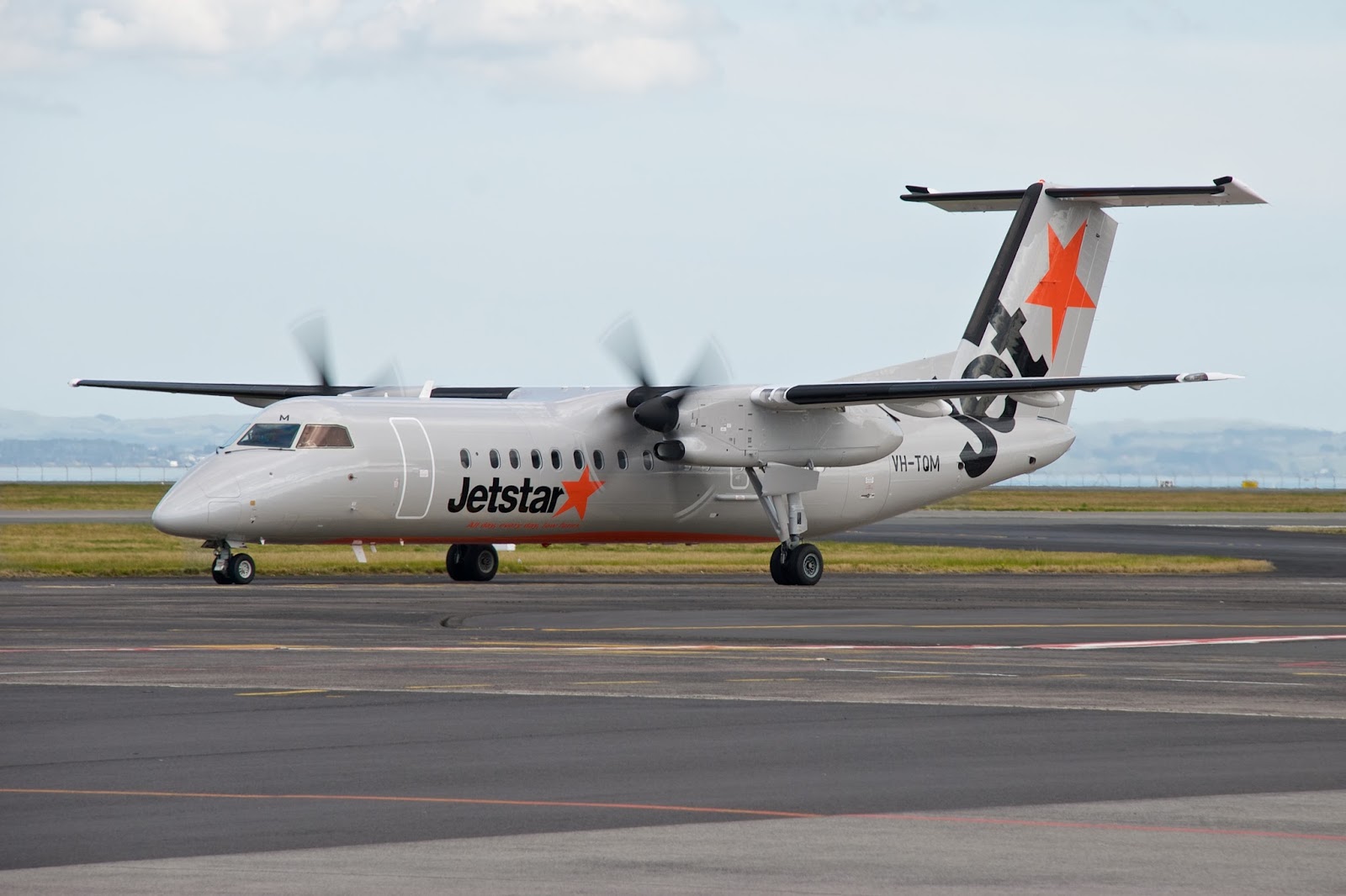 Aviationshotz: Jetstar Regional Q300 Arrives in New Zealand - VH-TQM