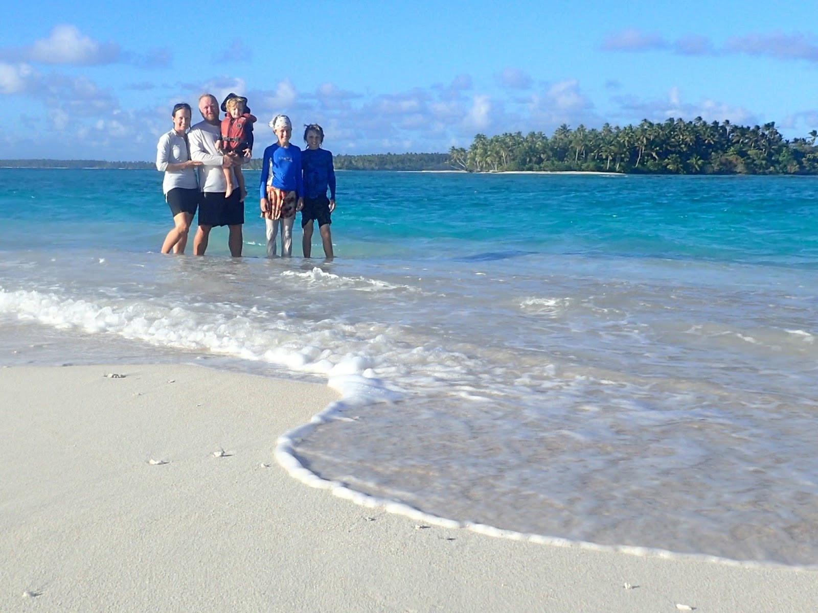 SV FLUENTA : Aur Atoll Photos