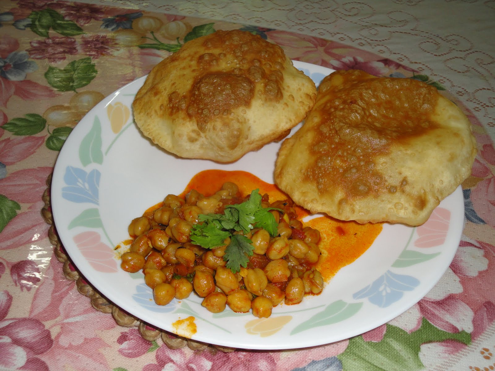 A BLEND OF CUISINE: CHANA BATURA / CHOLE BATURA