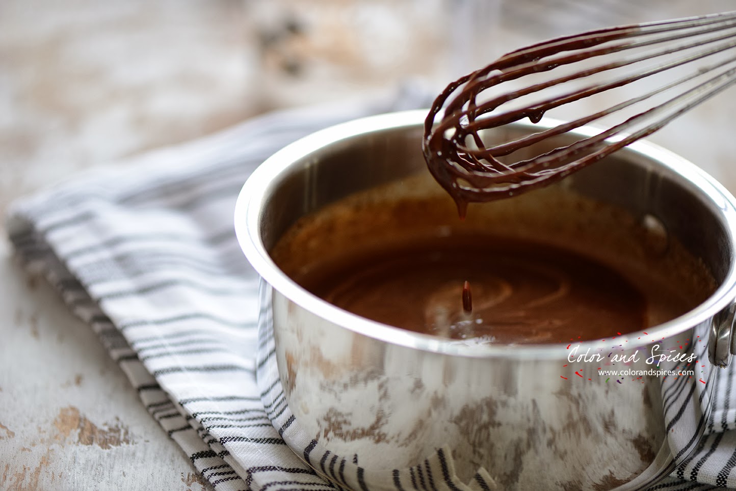 Color and Spices: Chocolate cake with ganache..