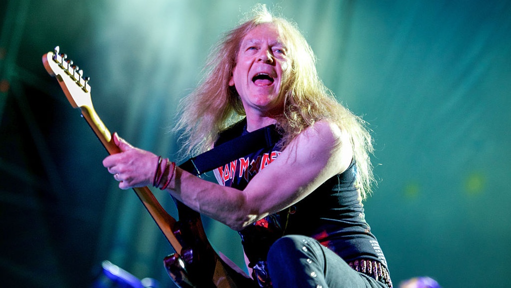 Guitarra de Janick Gers voa em direção ao público em show do Iron Maiden