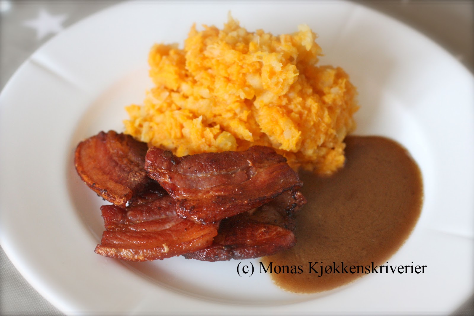 Monas Kjøkkenskriverier: Stekt sideflesk med rotmos og skysaus