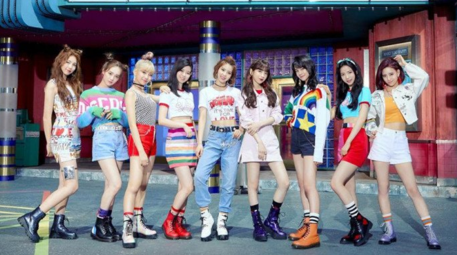 El próximo nuevo grupo de chicas de JYP "NiziU" revelan que su debut será este mes con el álbum ...