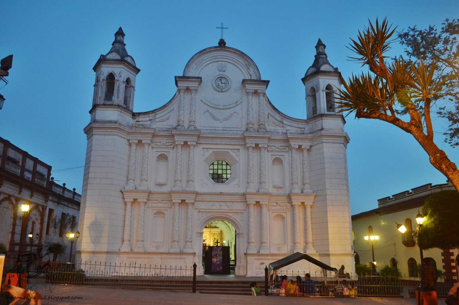 FURGONETA AZUL: SANTA ROSA DE COPÁN Y TEGUCIGALPA.