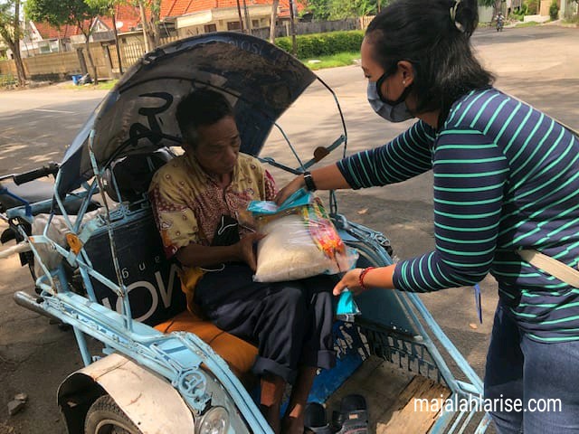 ISEI Surabaya Bagikan Sembako dan Ribuan Masker Kepada Warga Terdampak Covid-19 - MAJALAH LARISE
