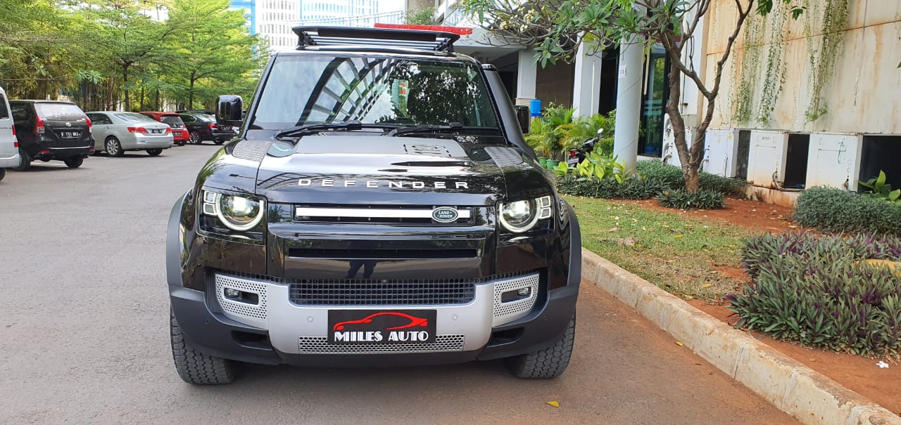 Land Rover Defender 110 SE, Mobil SUV OFF ROAD Legendaris Land Rover ...