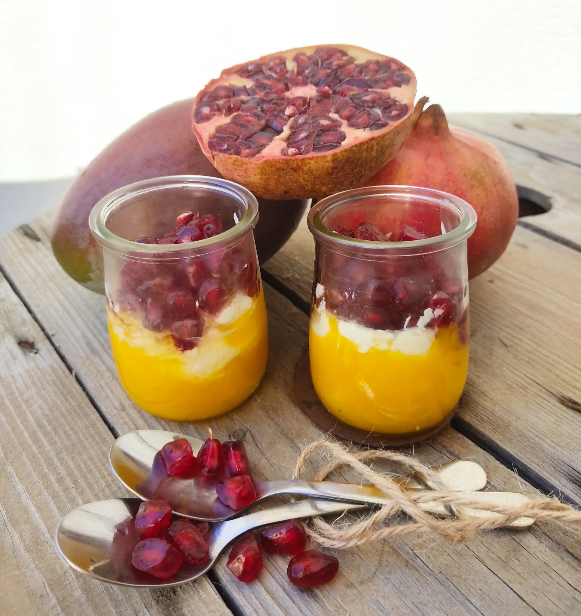 Tarritos de crema de mango con mascarpone y granada