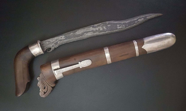 5 Senjata Tajam Khas Indonesia Dengan Bentuk yang Unik - Berita Aneh ...