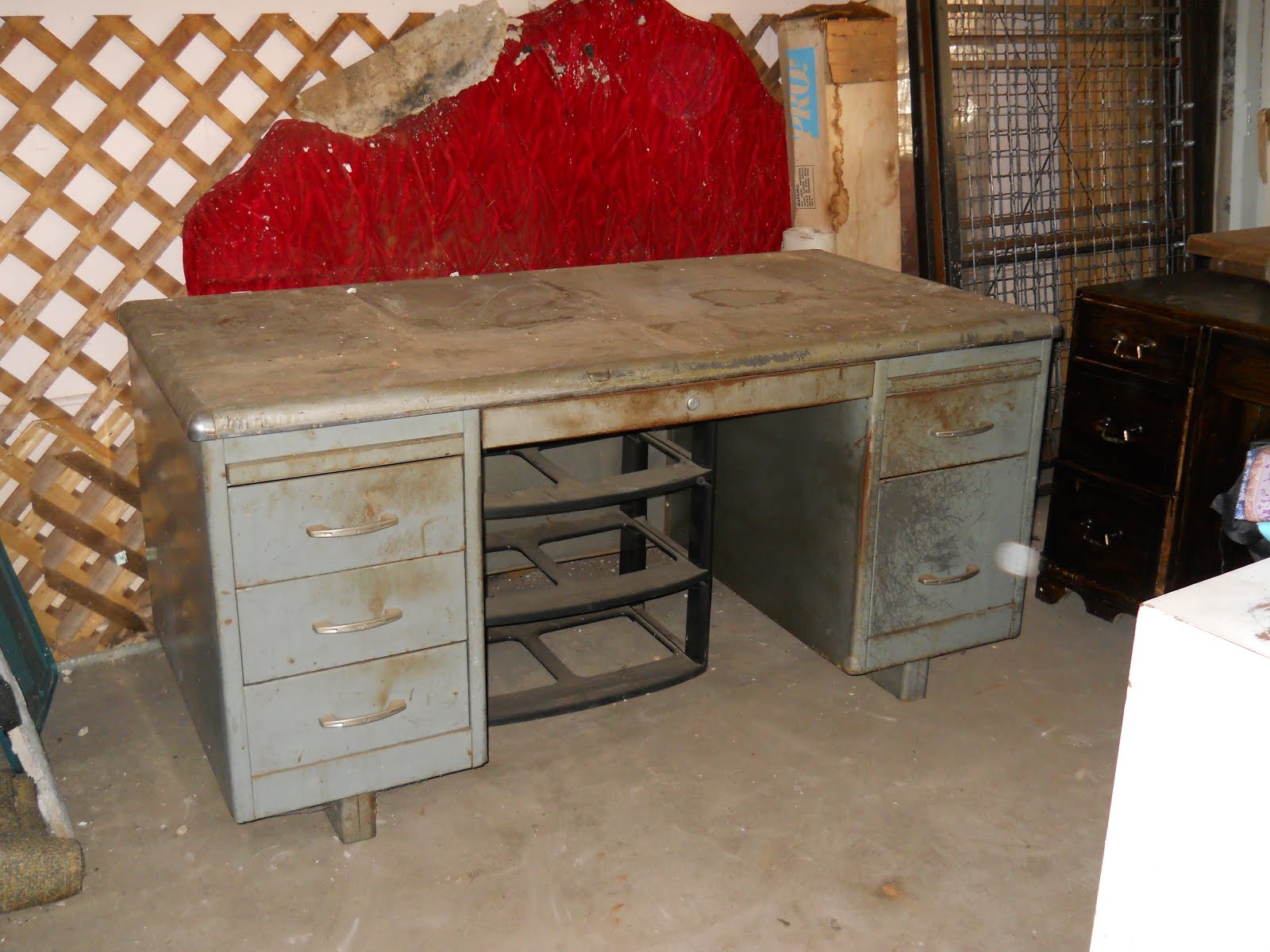 Kitschy Kitann Rocks : Unearthed Military Industrial Metal Desk