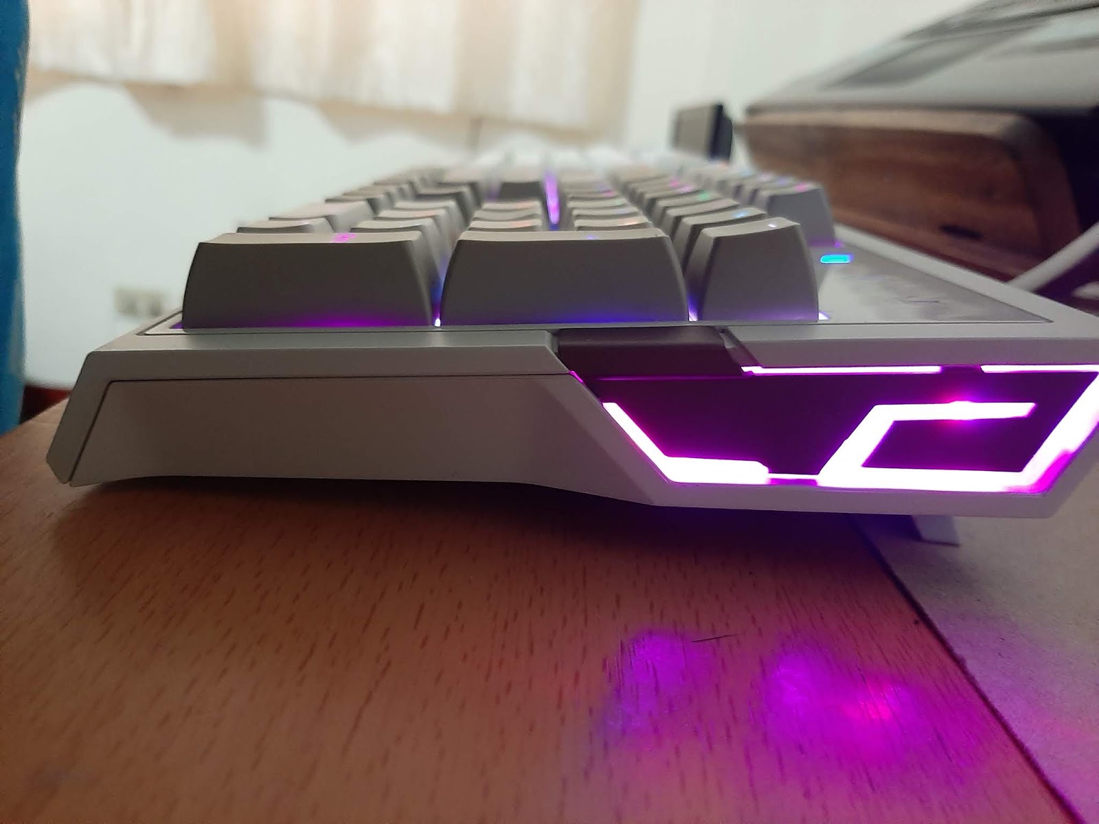 The Exiled Prince: AJAZZ AK510 RETRO-FUTURISTIC KEYBOARD REVIEW