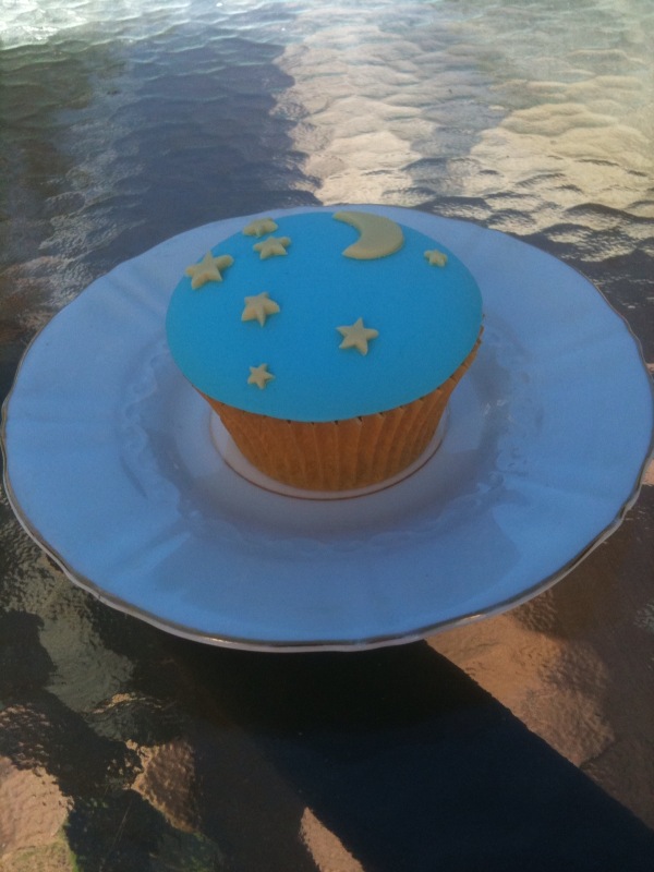 Dr Cupcake and Miss Macaron: White chocolate mud cupcakes - Moon and ...