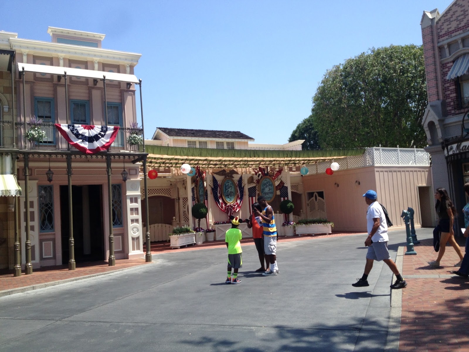Holiday Disneyland: THROWBACK THURSDAY: Liberty Street and Edison Square